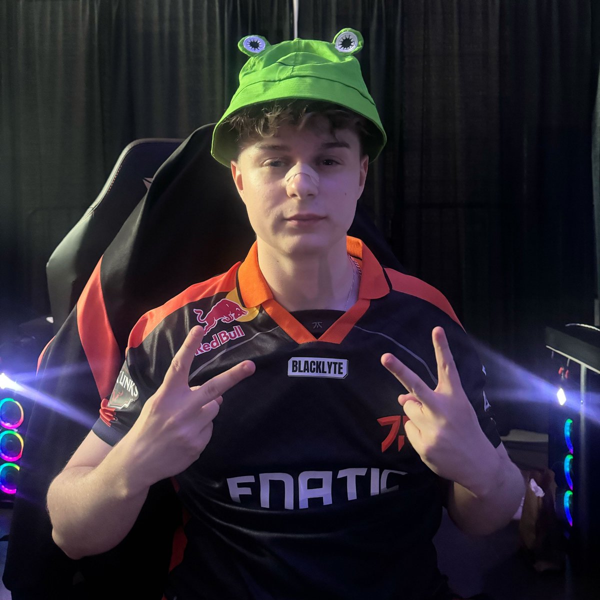 FNATIC’s Kaajak Gets Froggy Good Luck Vibes From Fans | Happy Gamer